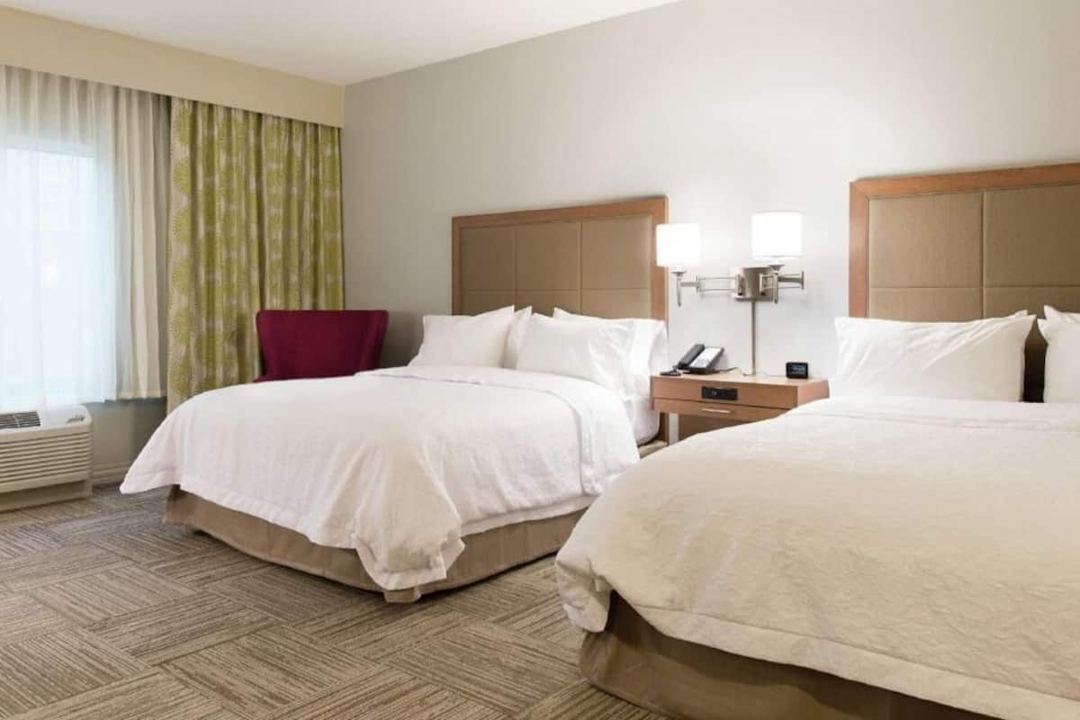 Cofres nos quartos, escrivaninha, cortinas blackout