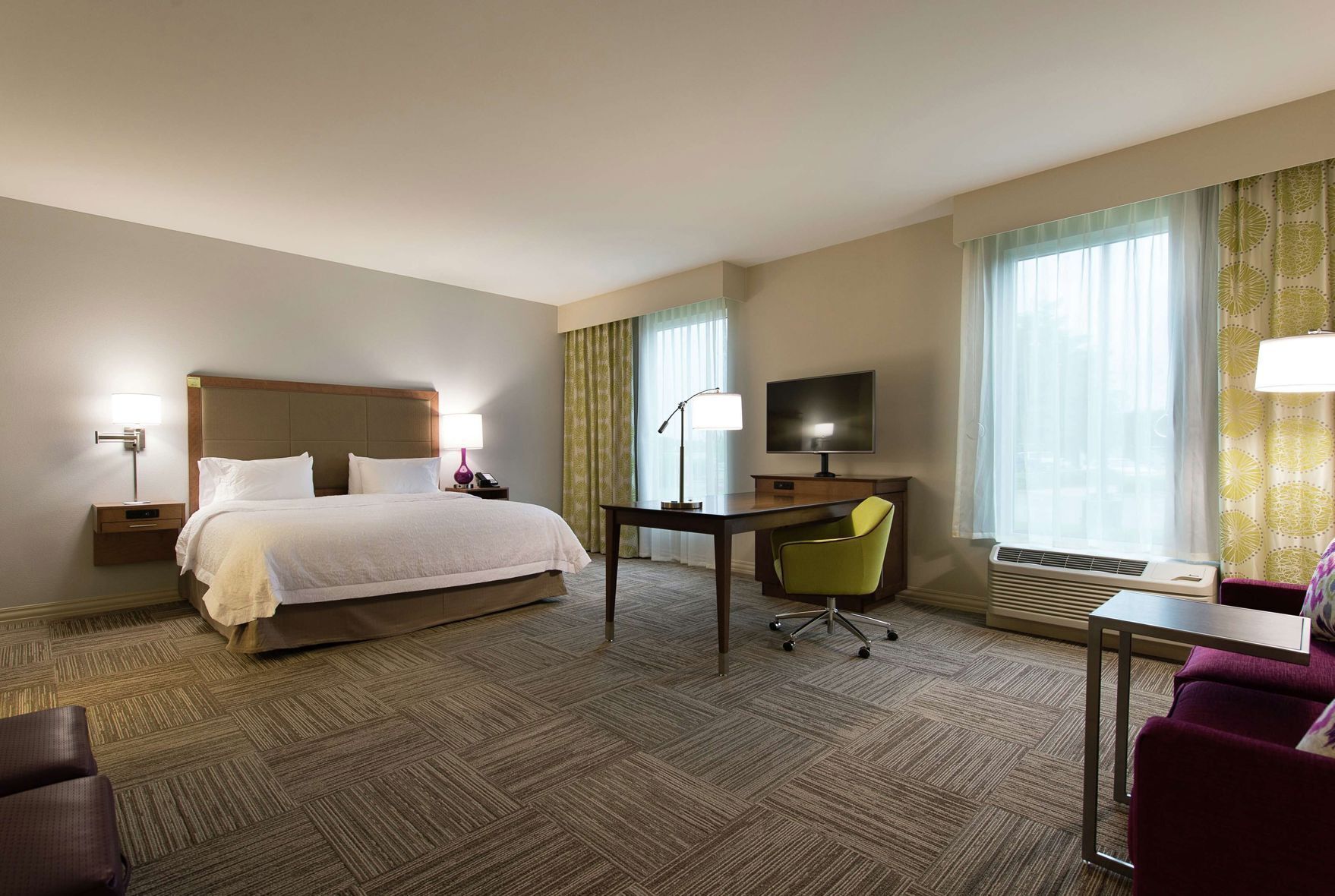 Cofre no quarto, secretária, cortinas/cortinados opacos 