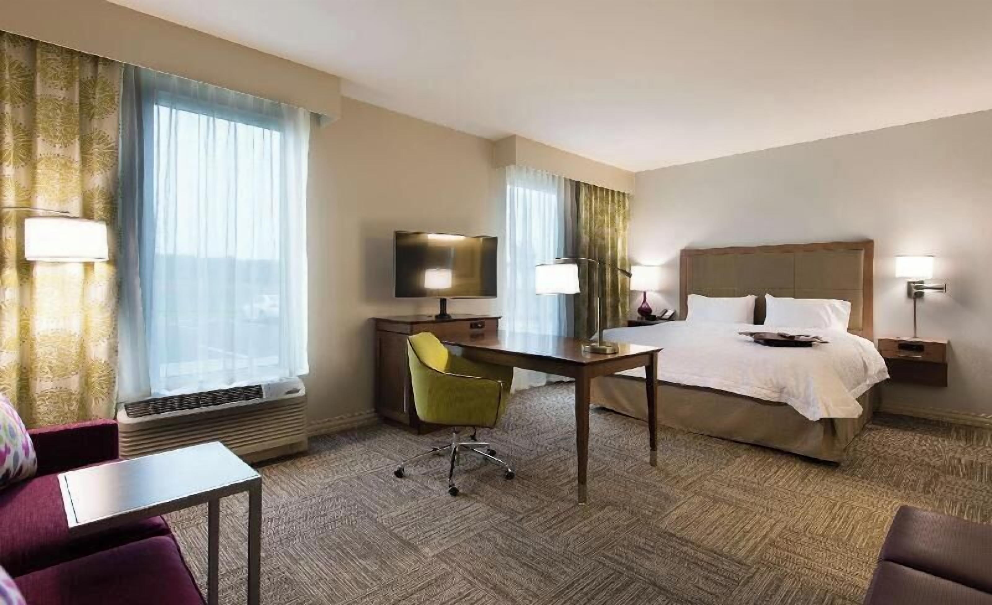 Cofre no quarto, secretária, cortinas/cortinados opacos 