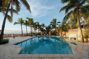 Piscina exterior, espreguiçadeiras 