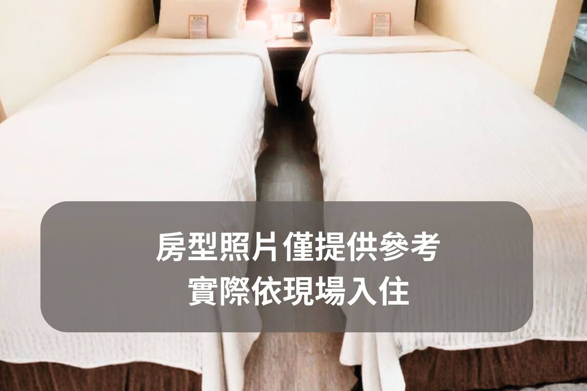 Quarto Twin Empresarial, 2 camas individuais | Minibar, cofre no quarto, secretária, cortinas/cortinados opacos