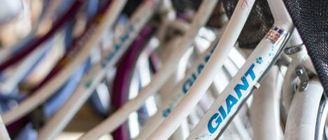 Detalhe de quadros de bicicleta com a marca 'GIANT' visível.