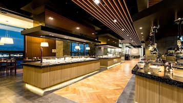 2 restaurantes, café da manhã, culinária japonesa