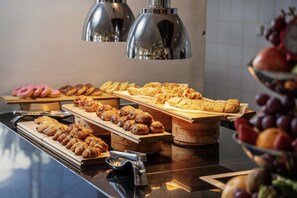 3 restaurantes: servem pequenos-almoços, almoços e jantares