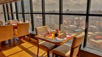 Café da manhã, almoço e jantar; culinária internacional