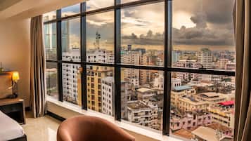 Quarto luxo, 1 cama Queen | Roupas de cama antialérgicas, frigobar, cofres nos quartos, escrivaninha