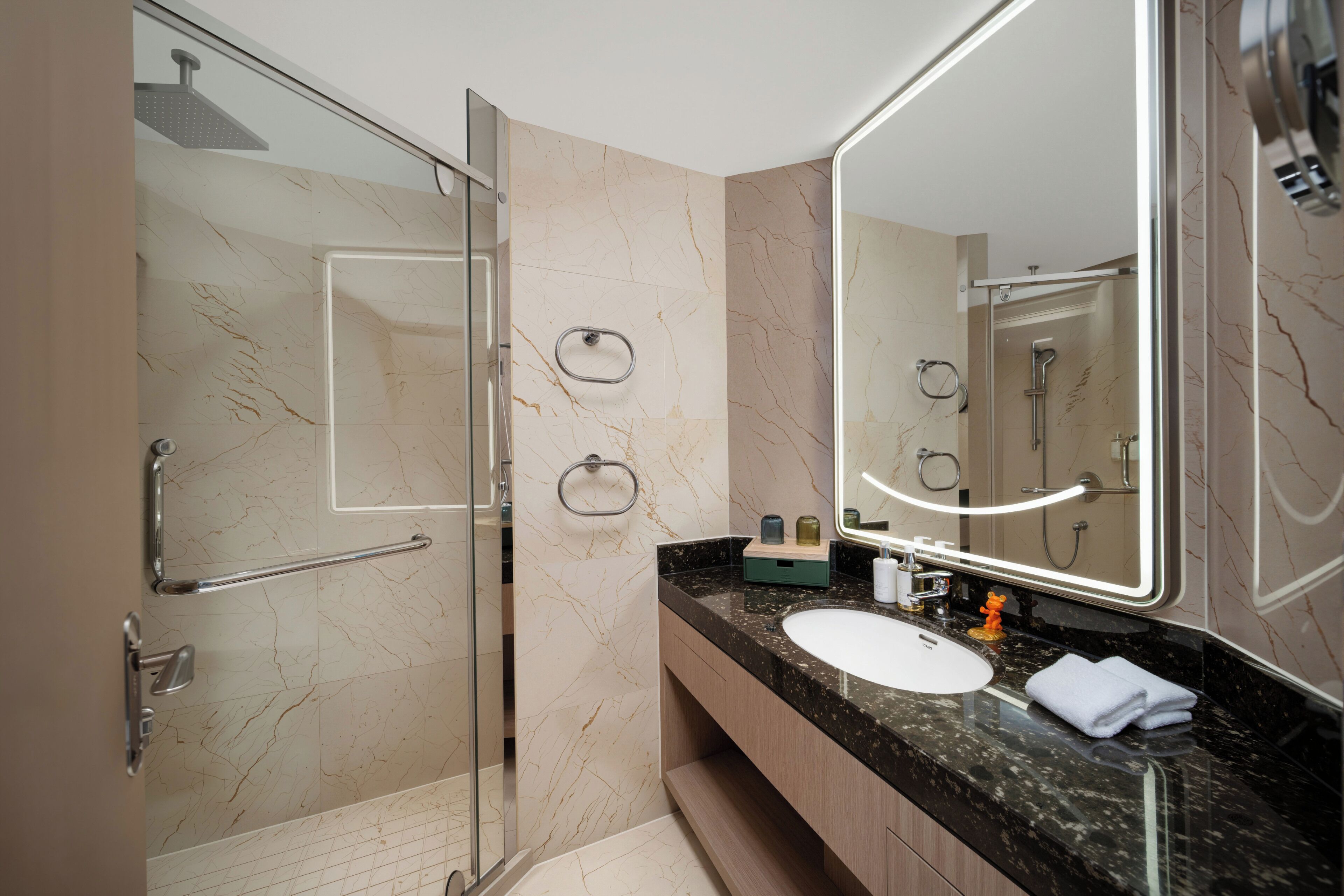 Quarto Standard | Casa de banho | Artigos de higiene pessoal grátis, um secador de cabelo, roupões 