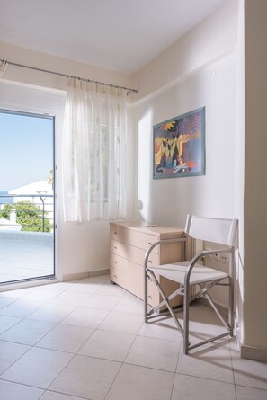 Dúplex, 2 quartos, banheira de hidromassagem, vista para o mar | 2 quartos, cofre no quarto, secretária, quartos insonorizados