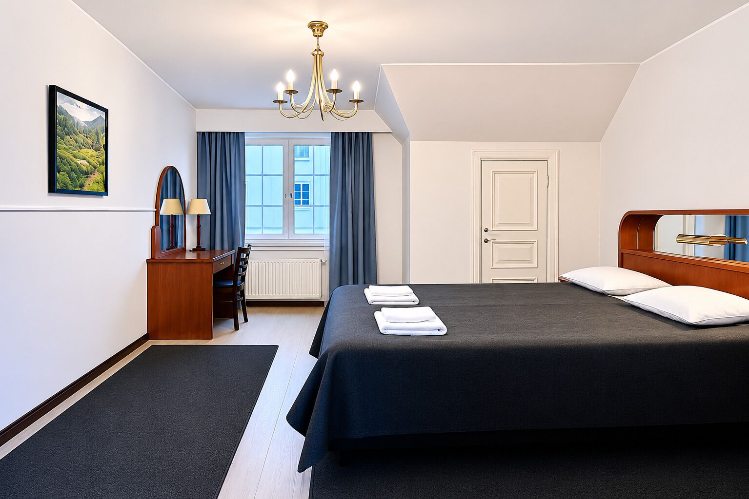 Quarto Duplo Standard, casa de banho partilhada | Lençóis de algodão egípcio, roupa de alta qualidade, secretária 