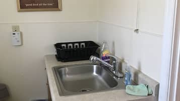 Apartamento econômico, 1 cama Queen | Cozinha americana privada | Geladeira, micro-ondas