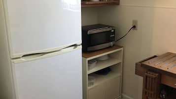 Apartamento econômico, 1 cama Queen | Cozinha americana privada | Geladeira, micro-ondas