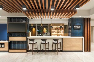 Café da manhã, almoço e jantar; culinária internacional 