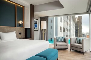 Suíte panorâmica, 1 quarto, vista para a cidade | Frigobar, cofres nos quartos, escrivaninha, quartos à prova de som