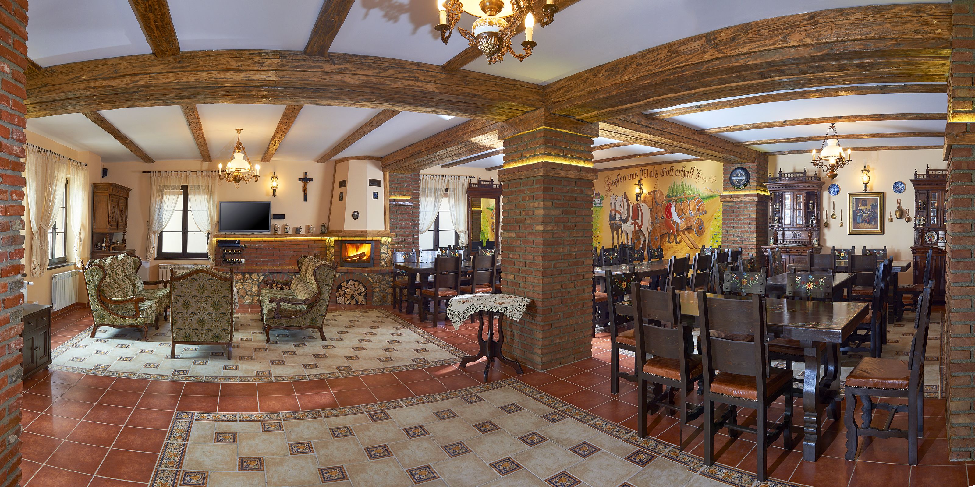 Uma ampla sala de jantar com vigas de madeira, lareira e decoração tradicional.