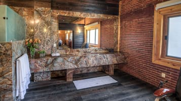 Suite Matea Deluxe | Banheiro | Chuveiro, secador de cabelo, roupões de banho, toalhas de banho