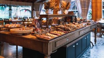 Café da manhã com buffet grátis todos os dias