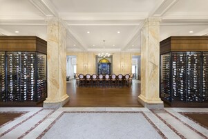 2 bares/lounges, saguão/lounge