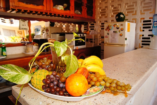Refrigerador em uma área comum, micro-ondas em uma área comum