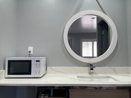 Quarto Standard, 1 cama king-size | Secretária, Wi-fi grátis 