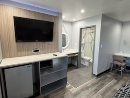 Quarto Económico, 2 camas queen-size | Casa de banho | Uma combinação polibã/banheira, artigos de higiene pessoal grátis