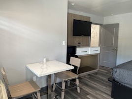 Quarto Standard, 1 cama king-size | Secretária, Wi-fi grátis