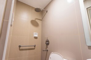 Quarto Premium, 1 cama queen-size | Casa de banho | Artigos de higiene pessoal grátis 