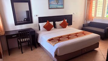 Quarto luxo, vista para a piscina | Frigobar, cofres nos quartos, escrivaninha, Wi-Fi de cortesia