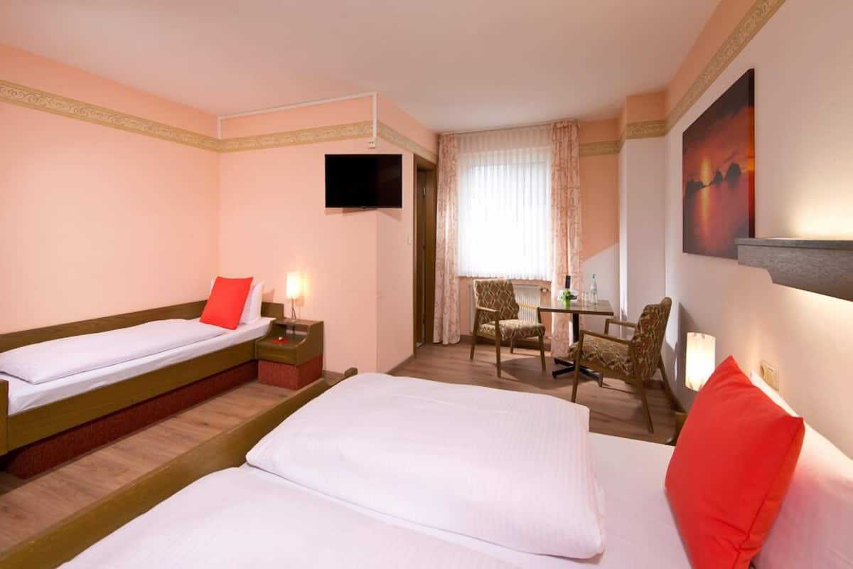 Quarto triplo | Cofres nos quartos, quartos à prova de som, Wi-Fi de cortesia