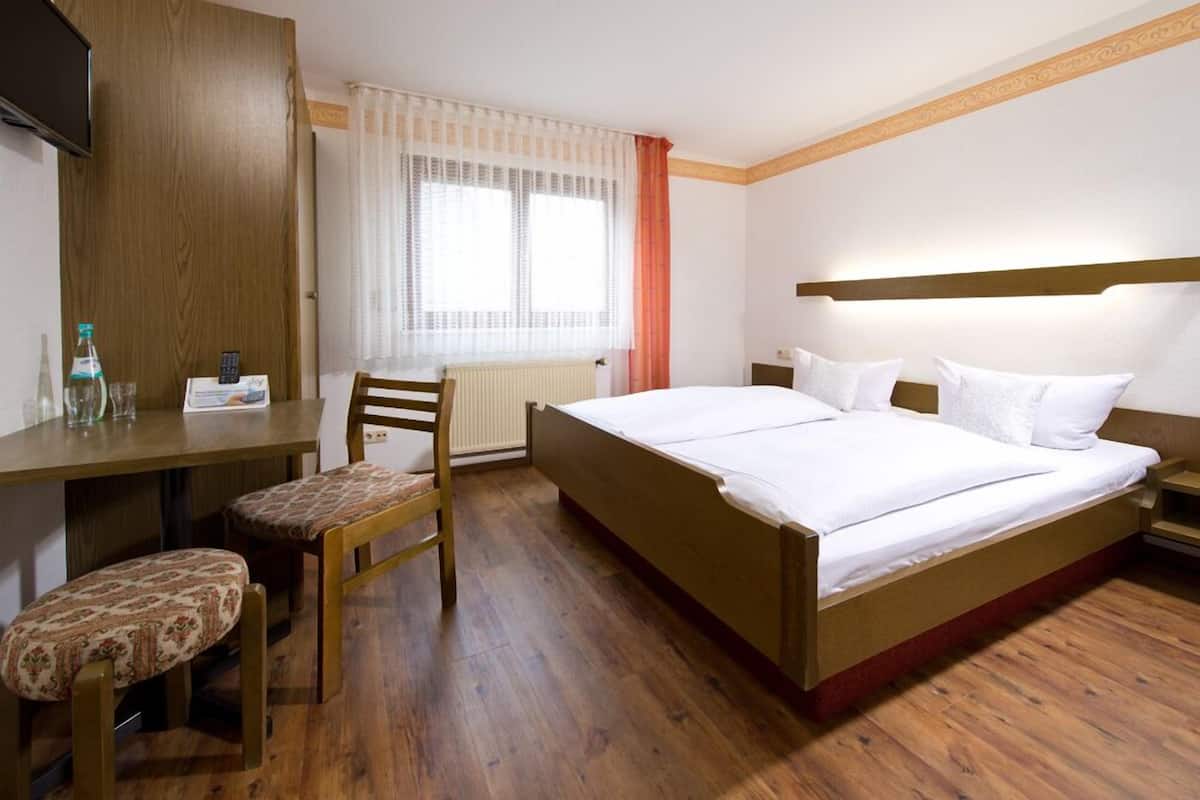 Quarto casal standard, 1 cama de casal | Cofres nos quartos, quartos à prova de som, Wi-Fi de cortesia