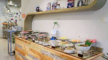 Pequeno-almoço takeaway diário (38000 IDR por pessoa)