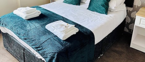 Quarto casal | Escrivaninha, cortinas blackout, Wi-Fi de cortesia, roupa de cama