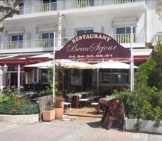 Fachada do alojamento (tarde/noite)