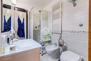 Um polibã, artigos de higiene pessoal grátis