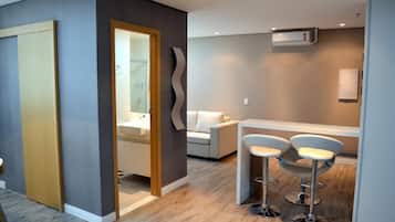 Frigobar, cofres nos quartos, escrivaninha, cortinas blackout