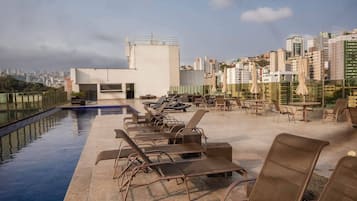 Piscina exterior, da(s) 8:00 à(s) 22:00, espreguiçadeiras