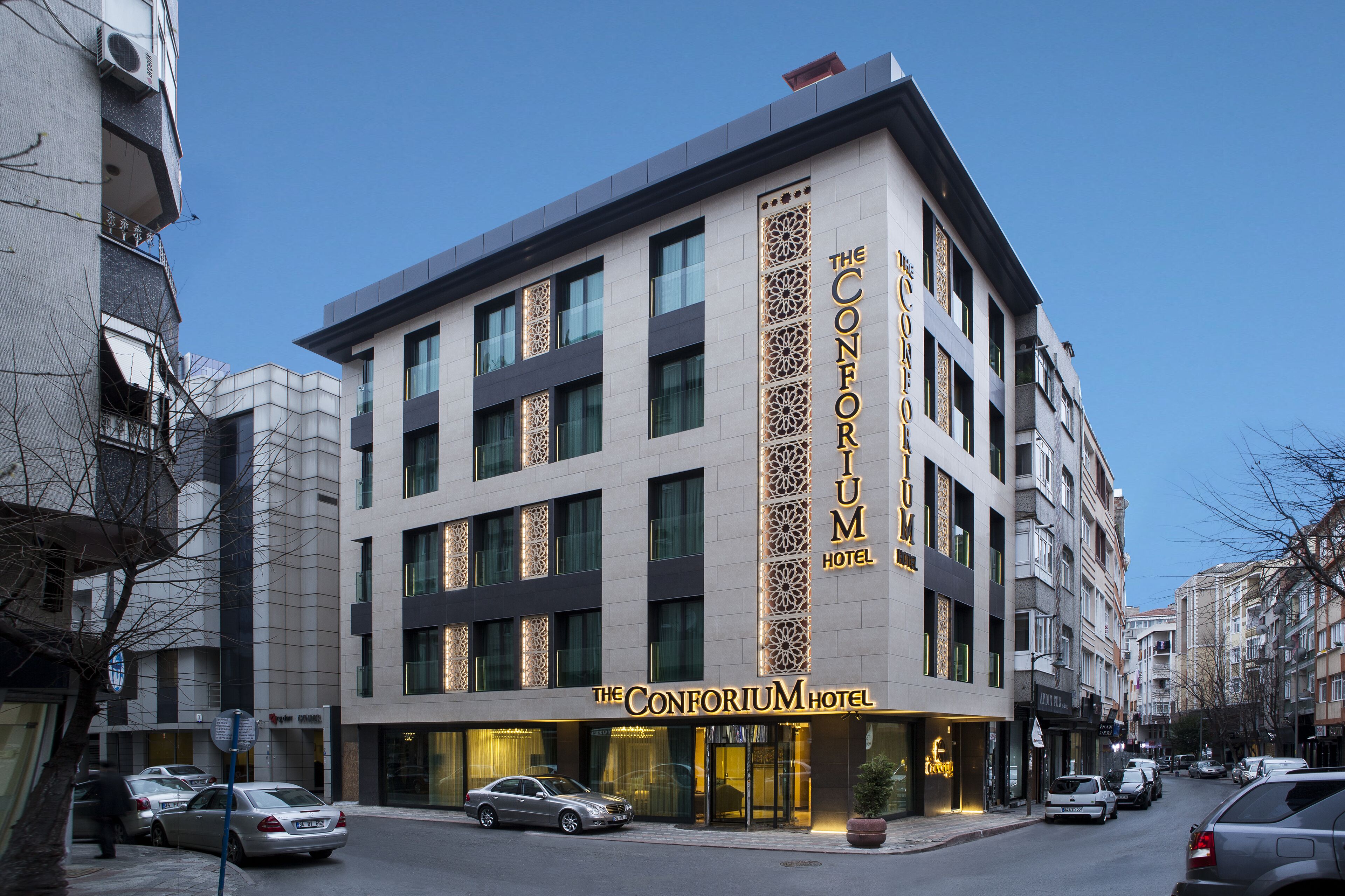 Um hotel moderno com entrada imponente, janelas amplas e fachada decorativa.
