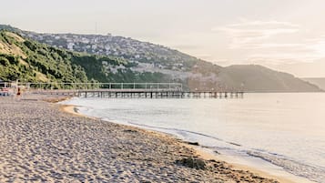 Perto da praia, espreguiçadeiras, guarda-sóis de praia