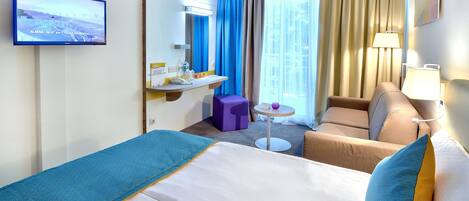 Minibar, cofre no quarto, secretária, ferro/tábua de engomar