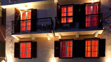 Fachada do alojamento (tarde/noite)