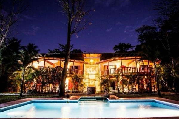 Fachada do alojamento (tarde/noite)