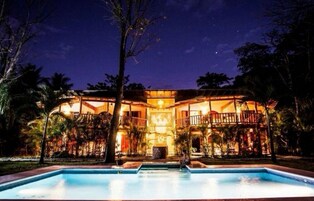 Fachada do alojamento (tarde/noite)