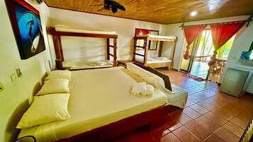 Estúdio, acessível, vista para a piscina | Cofre no quarto, camas desdobráveis/extra grátis, Wi-fi grátis