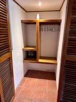 Estúdio, acessível, vista para a piscina | Cofre no quarto, camas desdobráveis/extra grátis, Wi-fi grátis