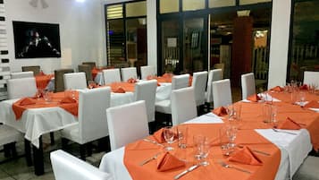 Pequenos-almoços, almoços, jantares servidos, cozinha internacional