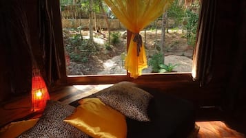 Cofre no quarto, roupa de cama fornecida