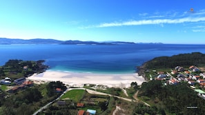 Perto da praia, praia de areia branca 