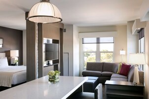 Edredons de pluma, camas com colchões pillow-top, escrivaninha