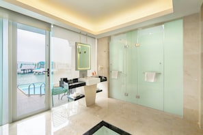 Vila premium, piscina particular | Banheiro | Produtos de toalete grátis, secador de cabelo, roupões de banho 