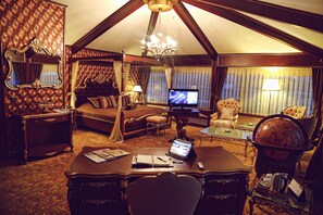 Suite de Luxo, 1 cama king-size, fumadores, banheira de hidromassagem | Minibar, cofre com capacidade para portátil, secretária 