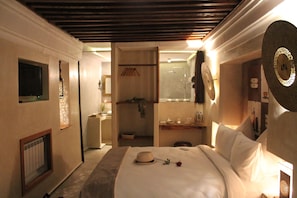 Suíte júnior | Roupas de cama premium, camas Select Comfort, frigobar